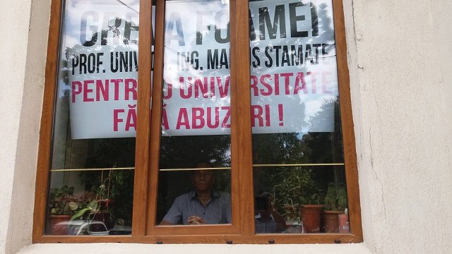 Petitie pentru profesorul universitar care face greva foamei in Bacau ...